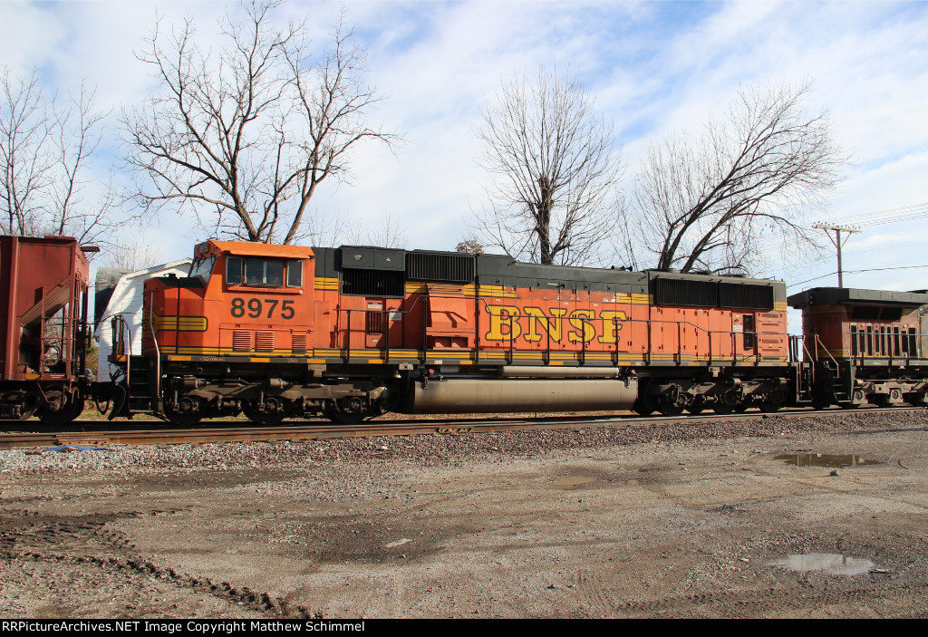 BNSF 8975